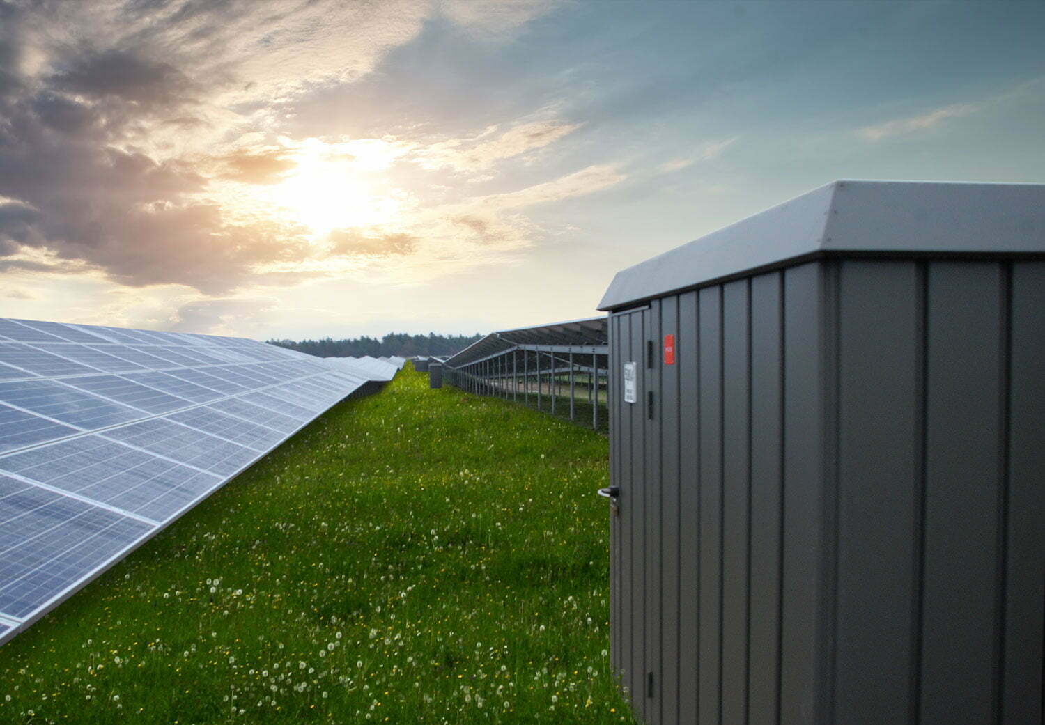 Transformatorstationen für Photovoltaik-Projekte am alten Flugplatz in ...